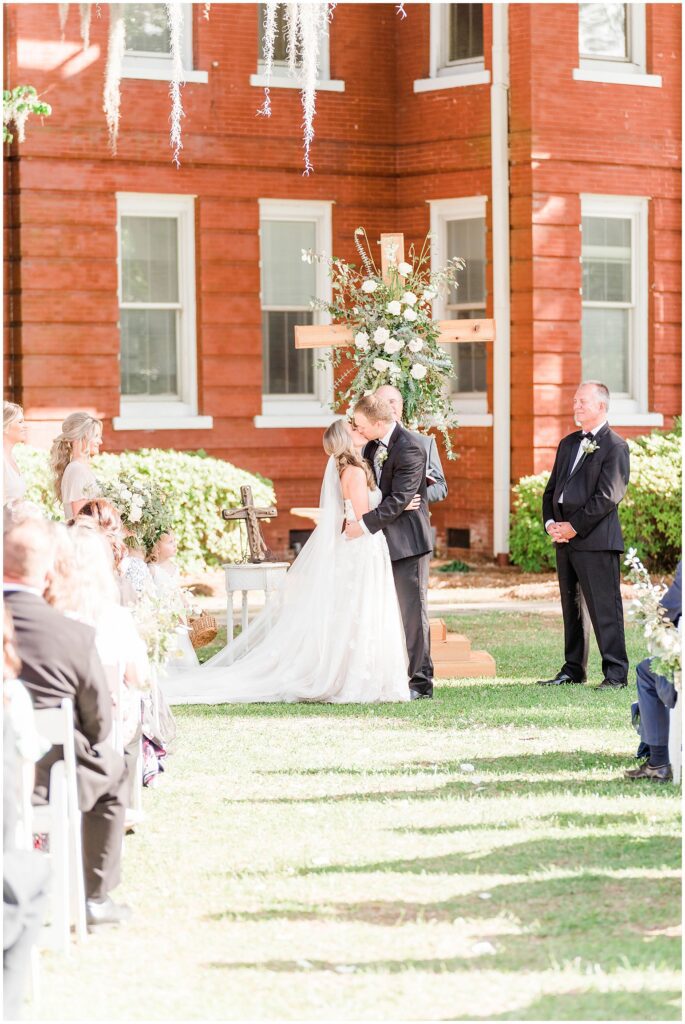 Conway Courthouse Wedding - hannahruthphotography.com